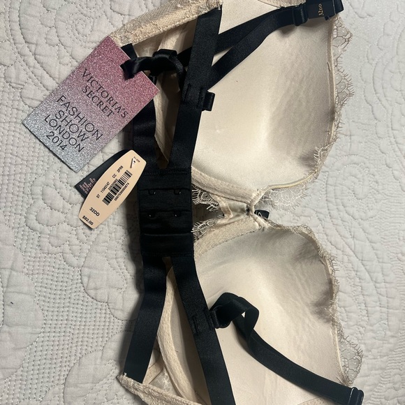 Victoria's Secret | Intimates & Sleepwear | 32dd Victorias Secret Push ...